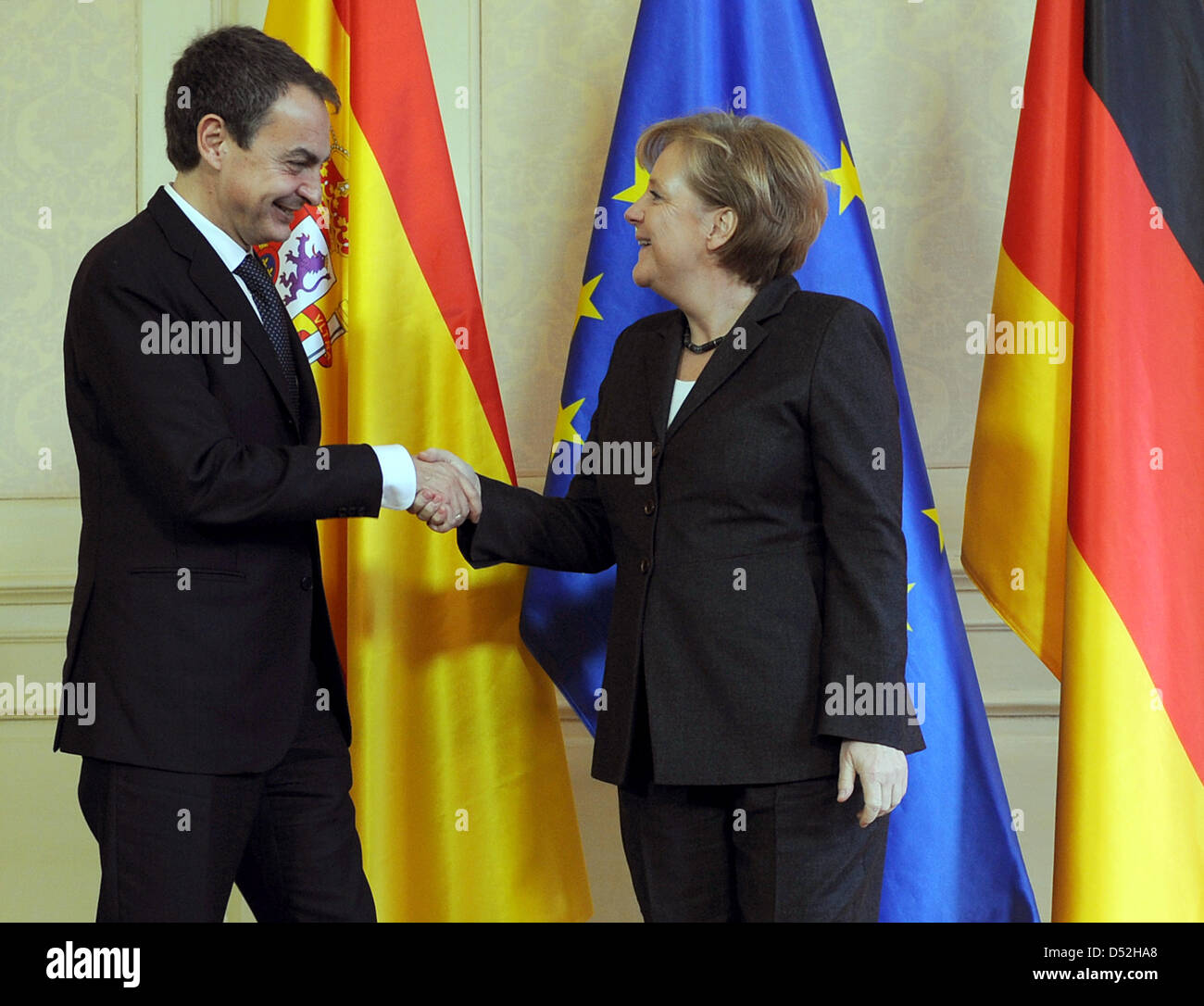 German Chancellor Angela Merkel (R) welcomes Spanish Prime Minister ...