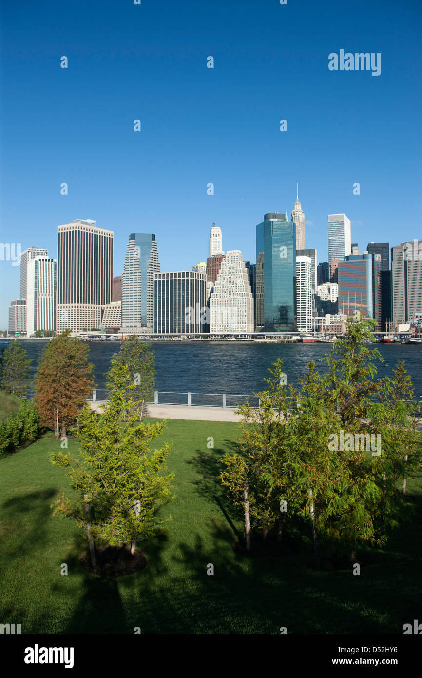 HARBOR VIEW LAWN PIER ONE BROOKLYN EAST RIVER TO MANHATTAN SKYLINE NEW ...