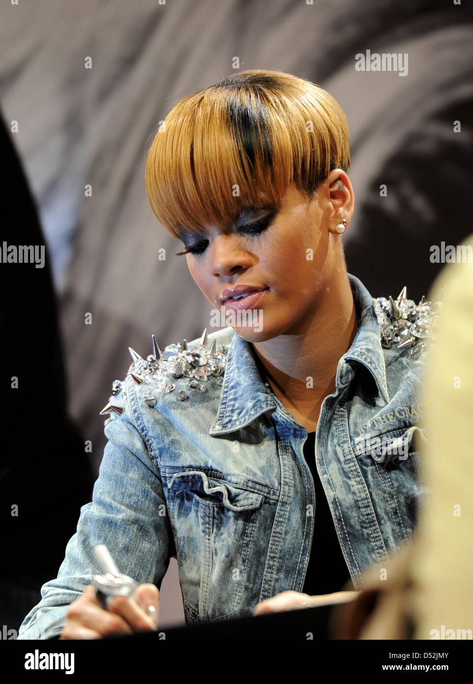 US American singer Rihanna pictured during an autograph session in the ...