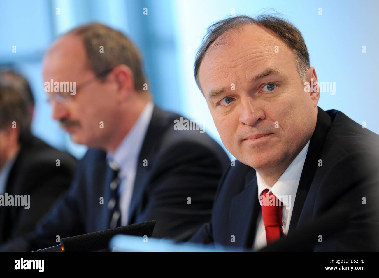 Der Vorstandsvorsitzende der ProSiebenSat.1 Media AG, Thomas Ebeling (r ...