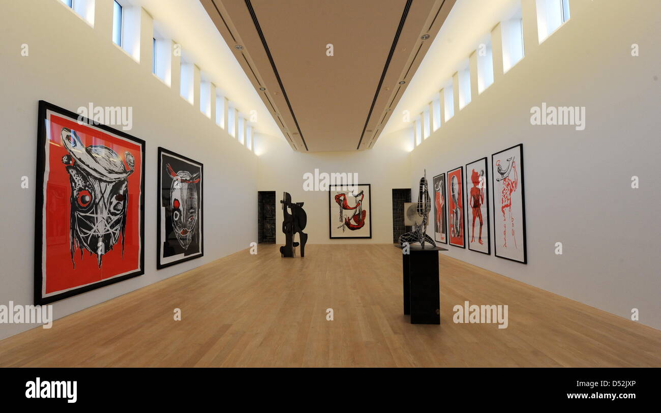 Paintings and sculptures of US American artist Aaron Curry are part of ...