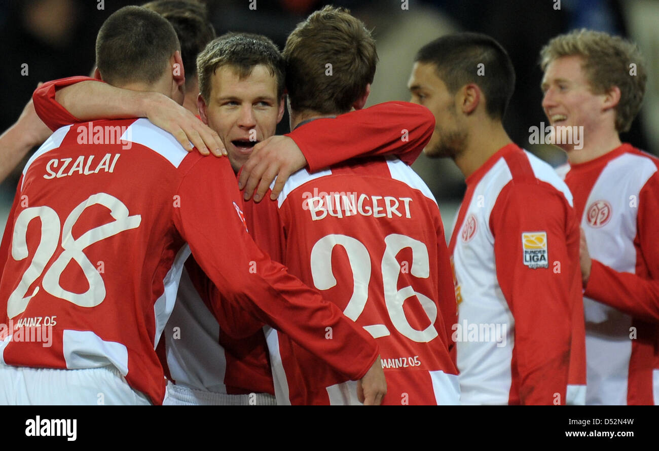 Mainz' players Miroslav Karhan, Adam Szalai (L) and Niko Bungert (C ...