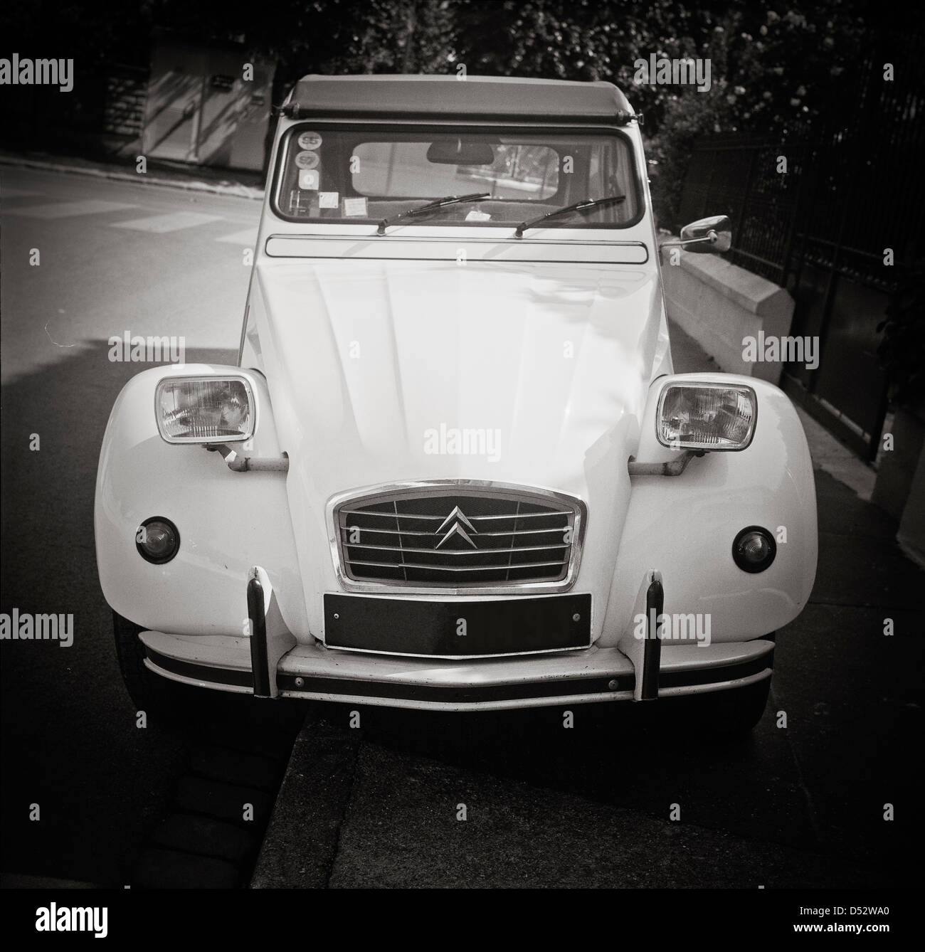 White citroen 2cv car france hi-res stock photography and images - Alamy