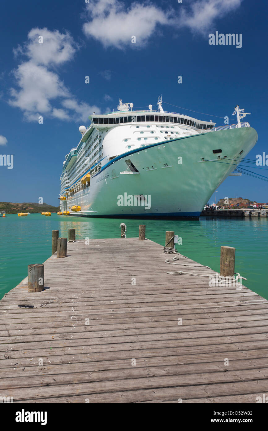 Antigua and Barbuda, Antigua, St. Johns, Heritage Quay, Cruise ship ...