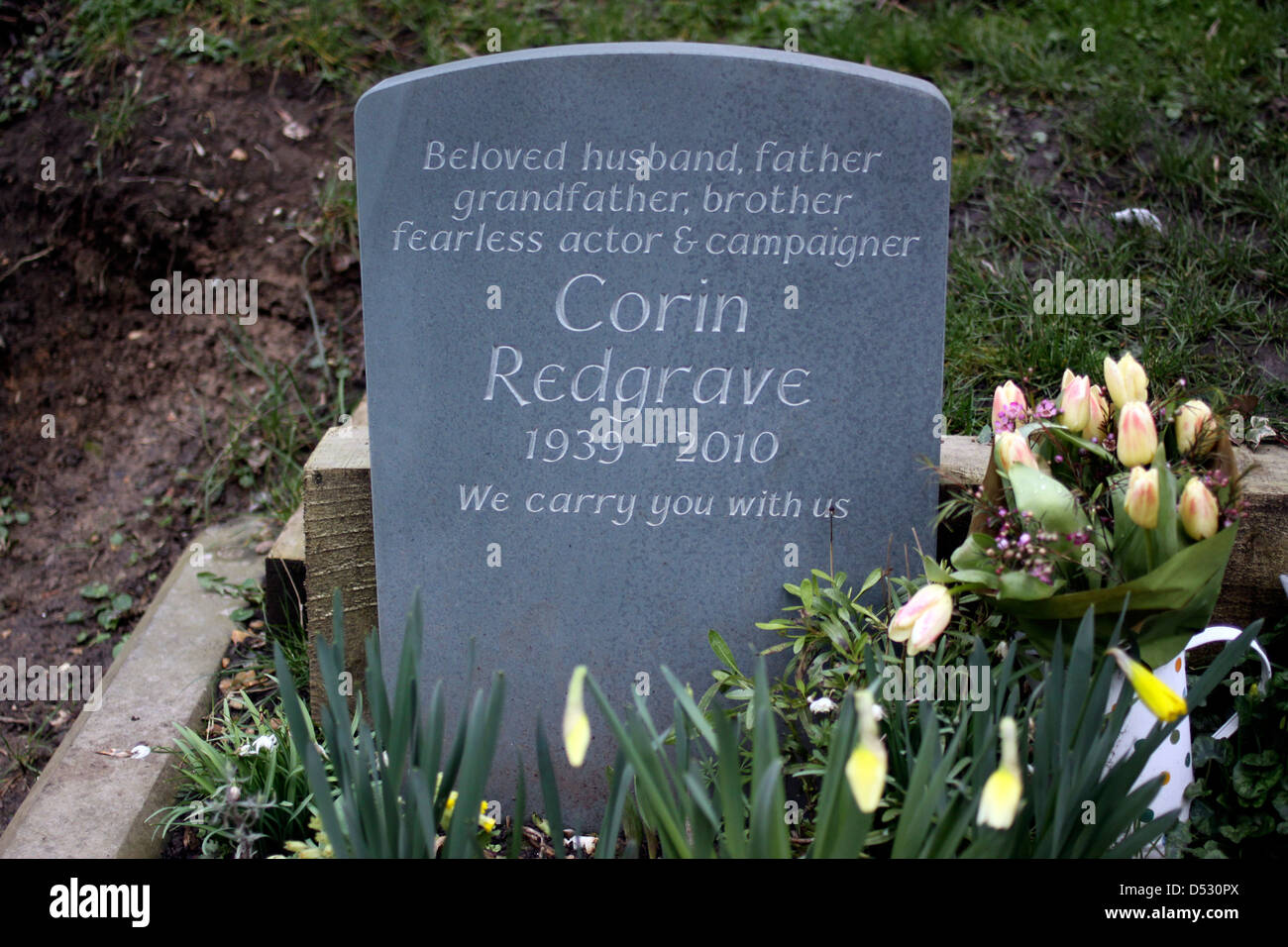 Corin Redgrave's grave in Highgate Cemetery in London Stock Photo - Alamy