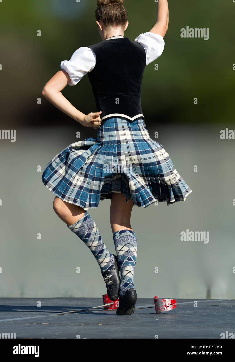 Scottish dancer performing the Highland Sword Dance Stock Photo - Alamy
