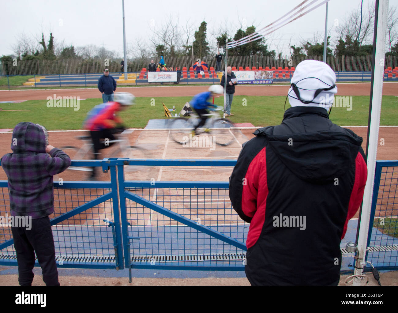 Spectators watch a bicycle speedway race Stock Photo - Alamy