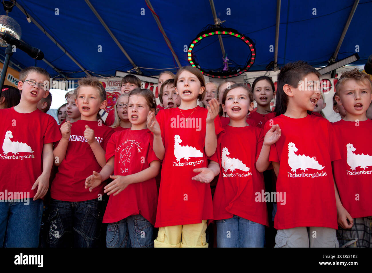Children's choir school concert hi-res stock photography and images - Alamy
