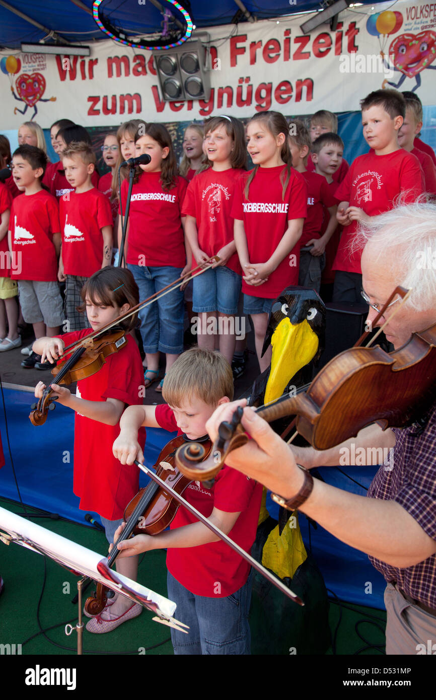 Big sing choir hi-res stock photography and images - Alamy