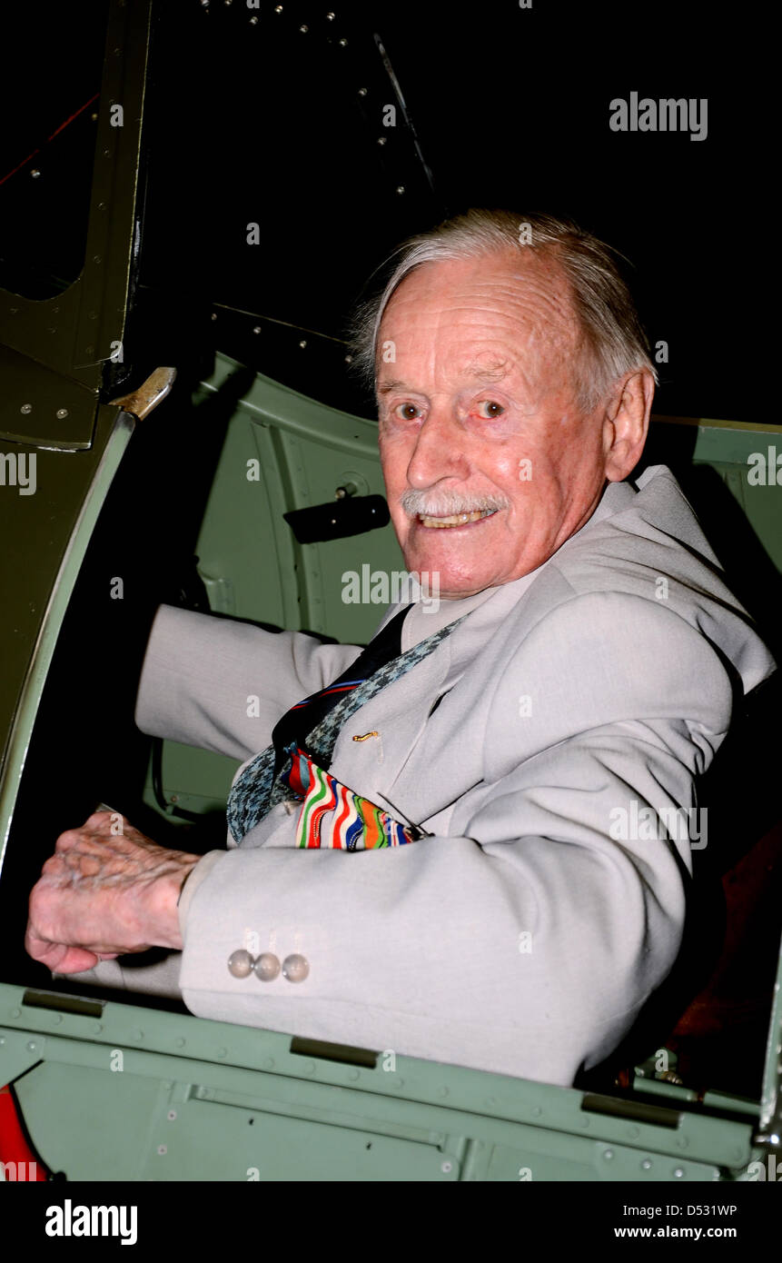 Warrant officer hi-res stock photography and images - Alamy