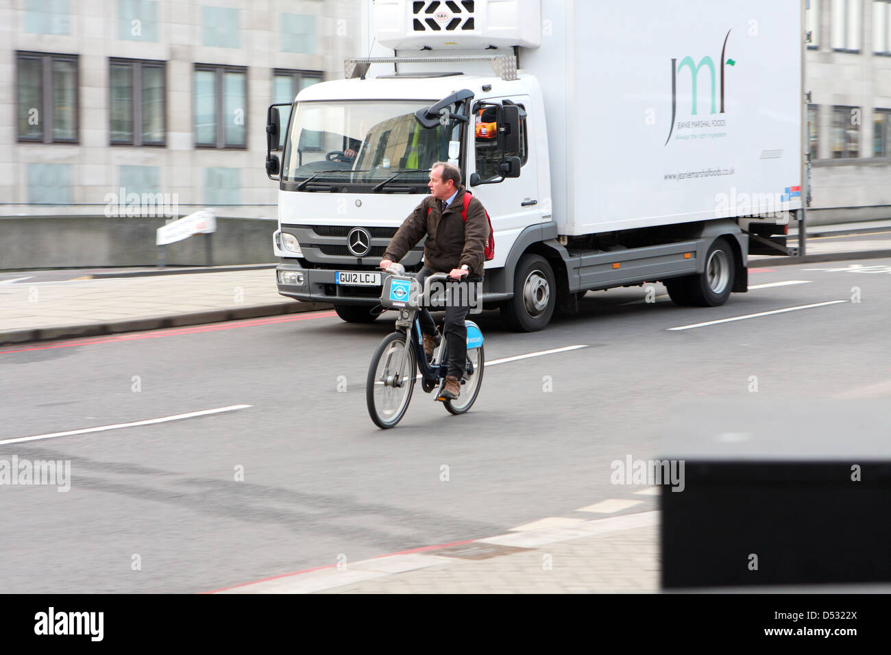 London lorry cyclist hi-res stock photography and images - Alamy