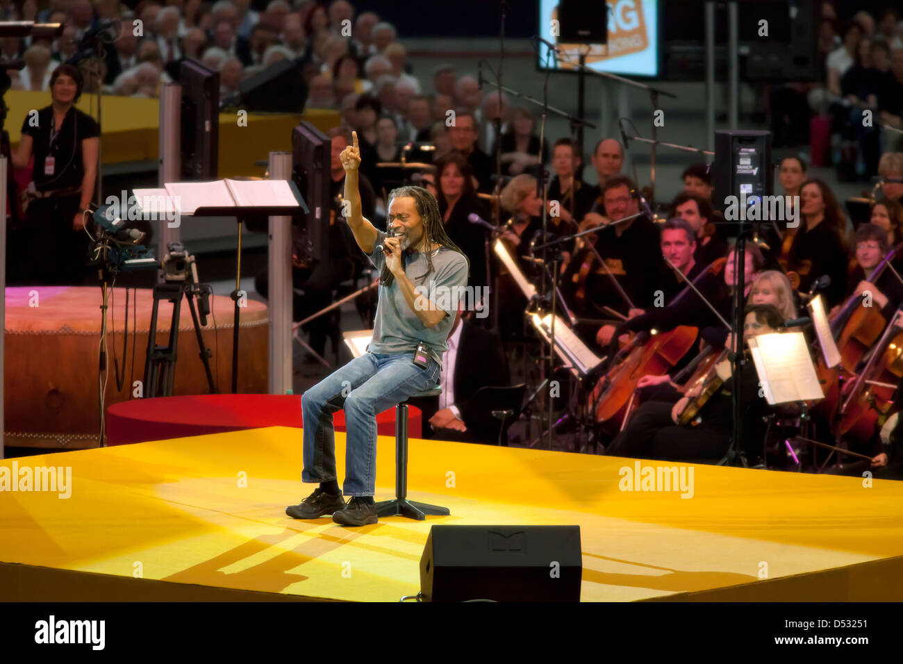 Festivals stadium crowd hi-res stock photography and images - Alamy