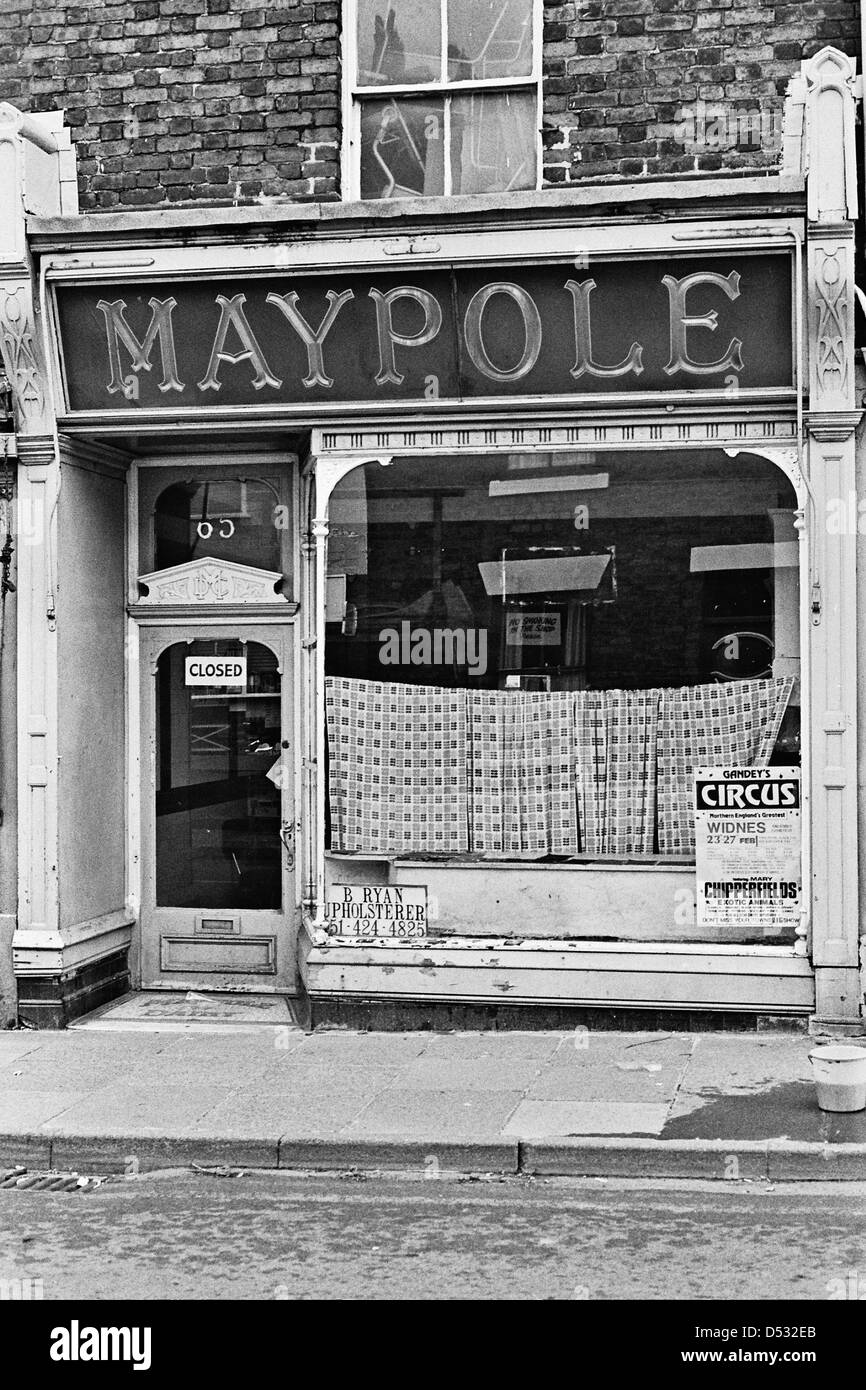 maypole shop in mersey road widnes 1980 Stock Photo - Alamy