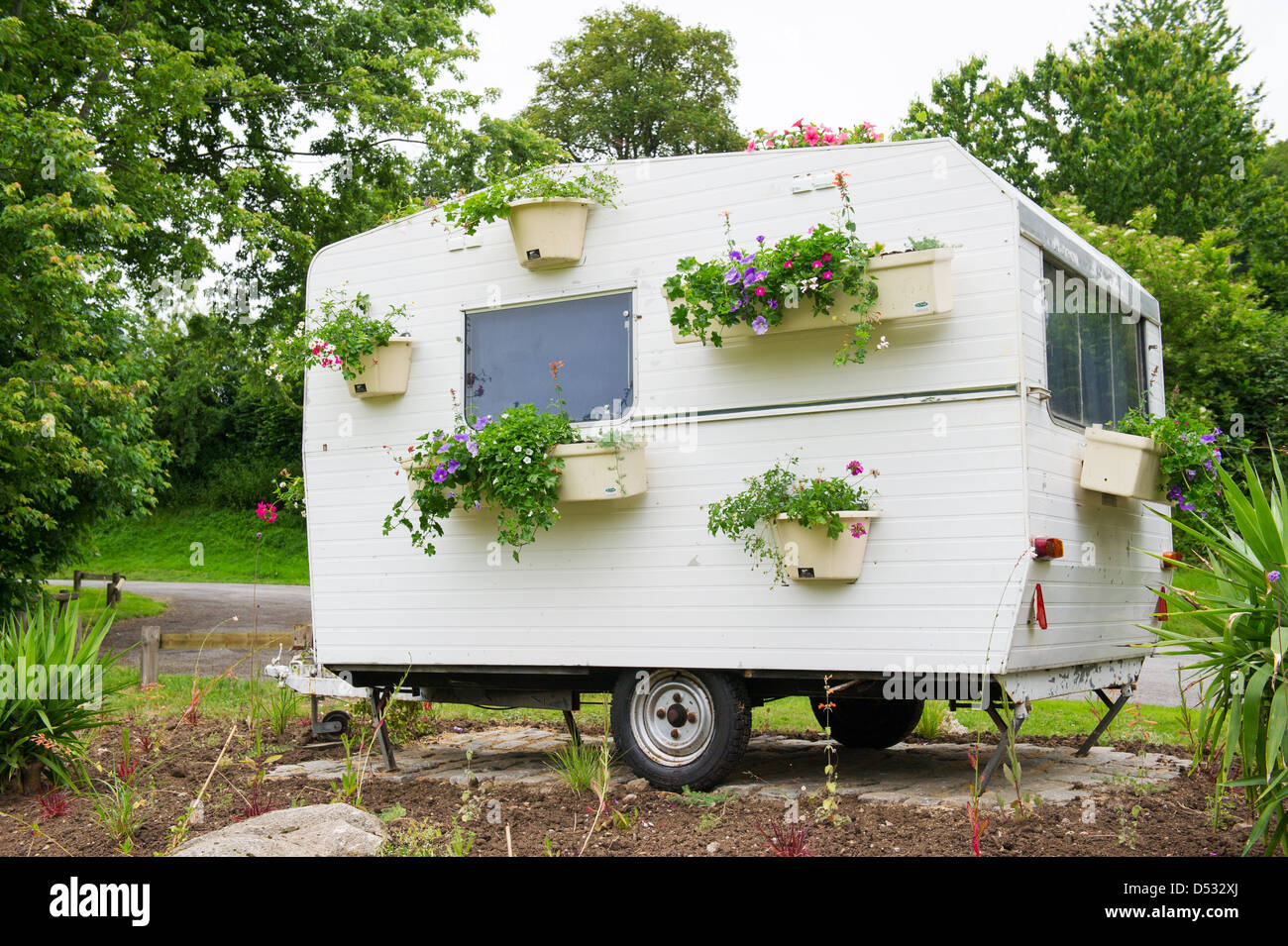 Caravan with flowers hi-res stock photography and images - Alamy