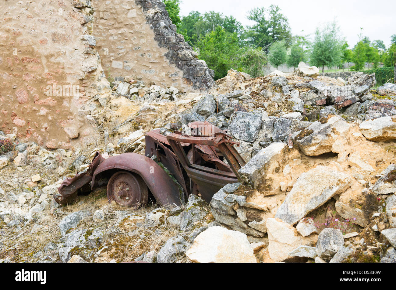 Destroyed car in ruin hi-res stock photography and images - Alamy
