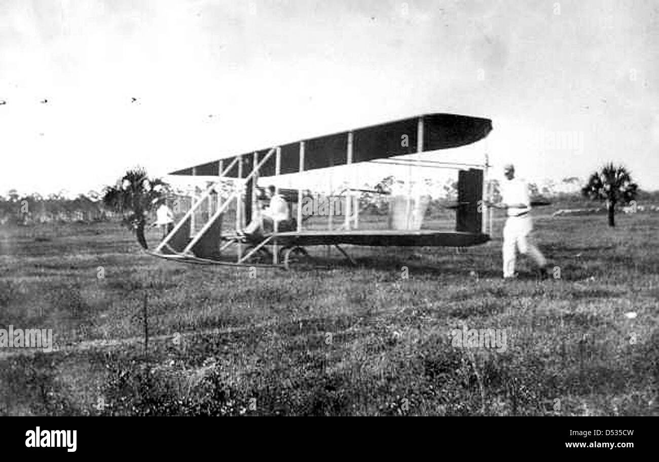 Howard Gill flies a Wright Model B aircraft, a biplane, over Miami ...