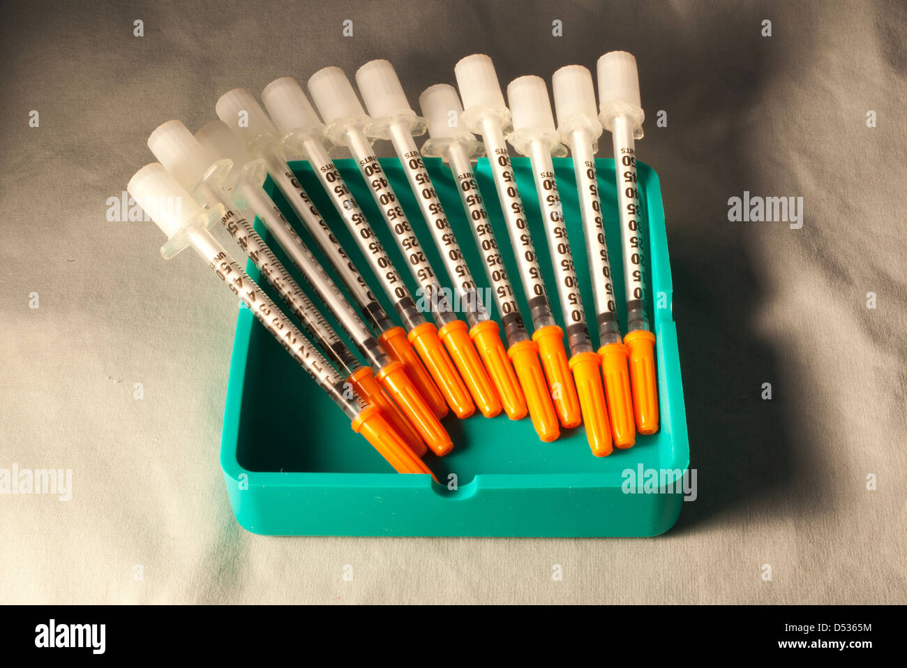 Insulin And Needle High Resolution Stock Photography and Images - Alamy
