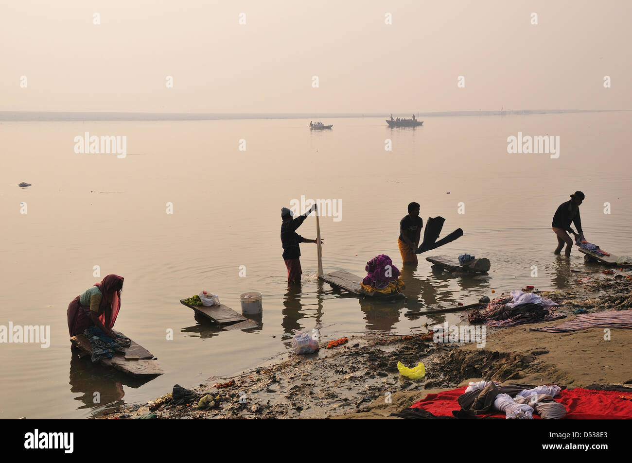 Washing in ganges river hi-res stock photography and images - Alamy