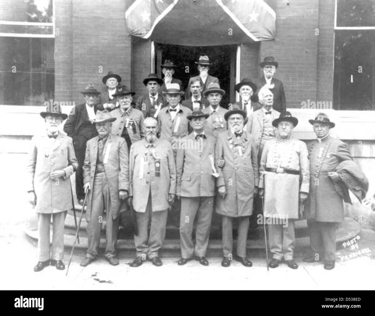 Civil War veterans gather on the steps of the Alachua County Courthouse ...