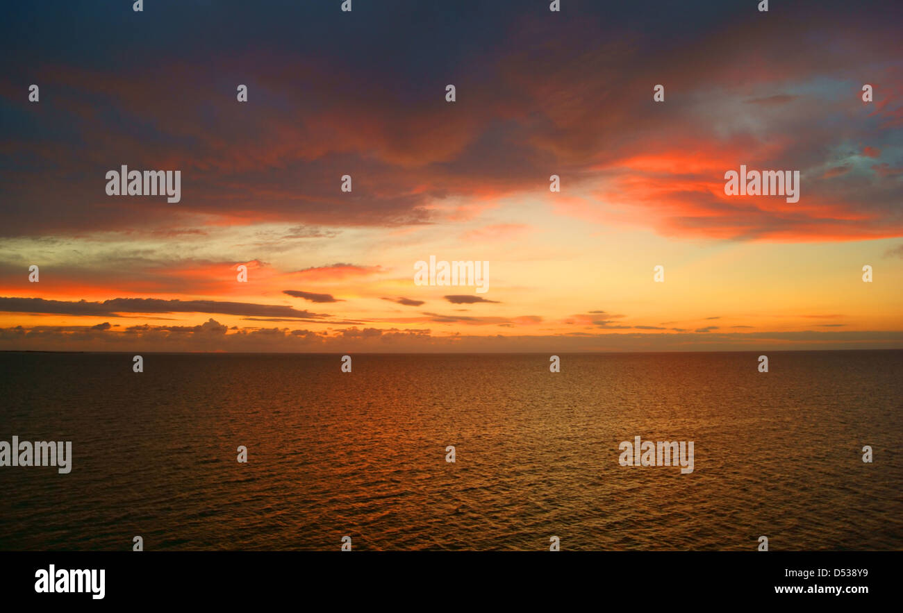 Beautiful clouds in rays setting hi-res stock photography and images ...