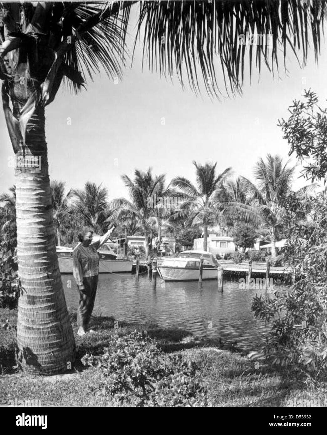 Tourists boat beach Black and White Stock Photos & Images - Alamy