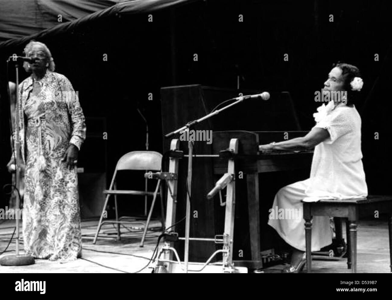 Mary McClain (L) and Ida Goodson performing at the 1982 Florida Folk ...