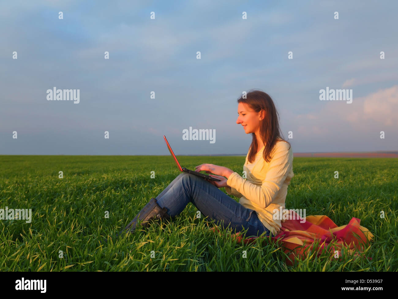 Teen girl study outdoor hi-res stock photography and images - Alamy