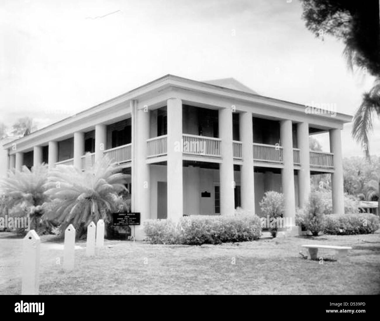 Antebellum plantations Black and White Stock Photos & Images - Alamy