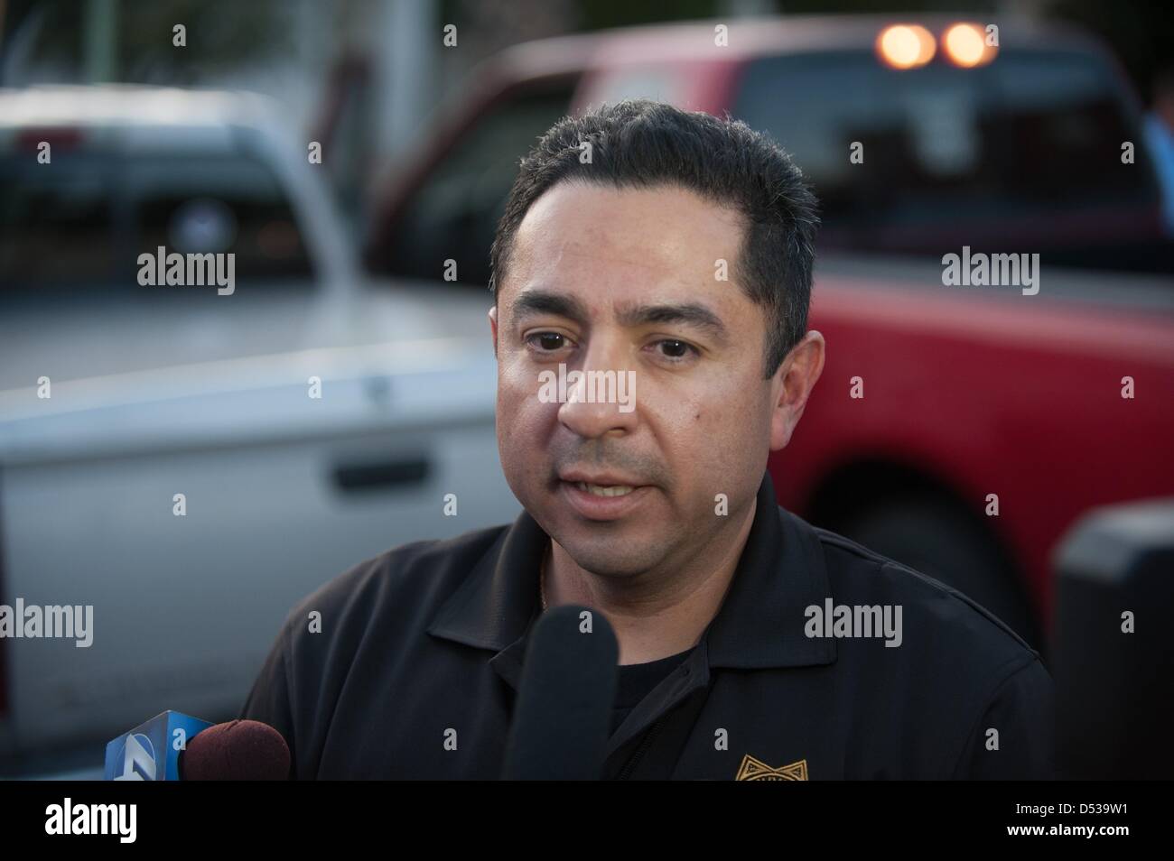 Tucson, Arizona, USA. 22nd March 2013. UAPD Sgt. JOE BERMUDEZ briefs ...
