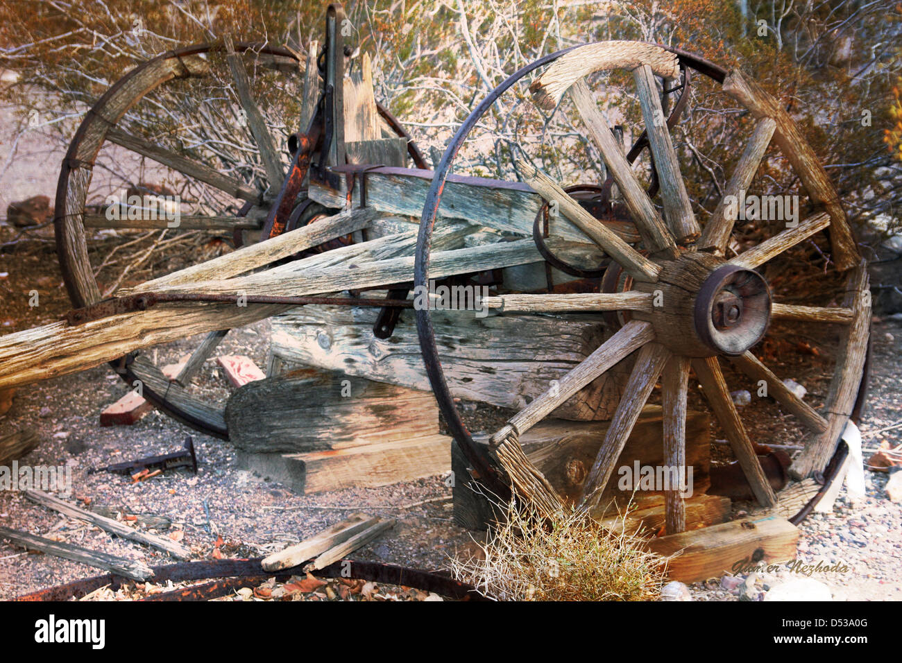 Wagon Wheel and axle in the Nevada desert Stock Photo - Alamy