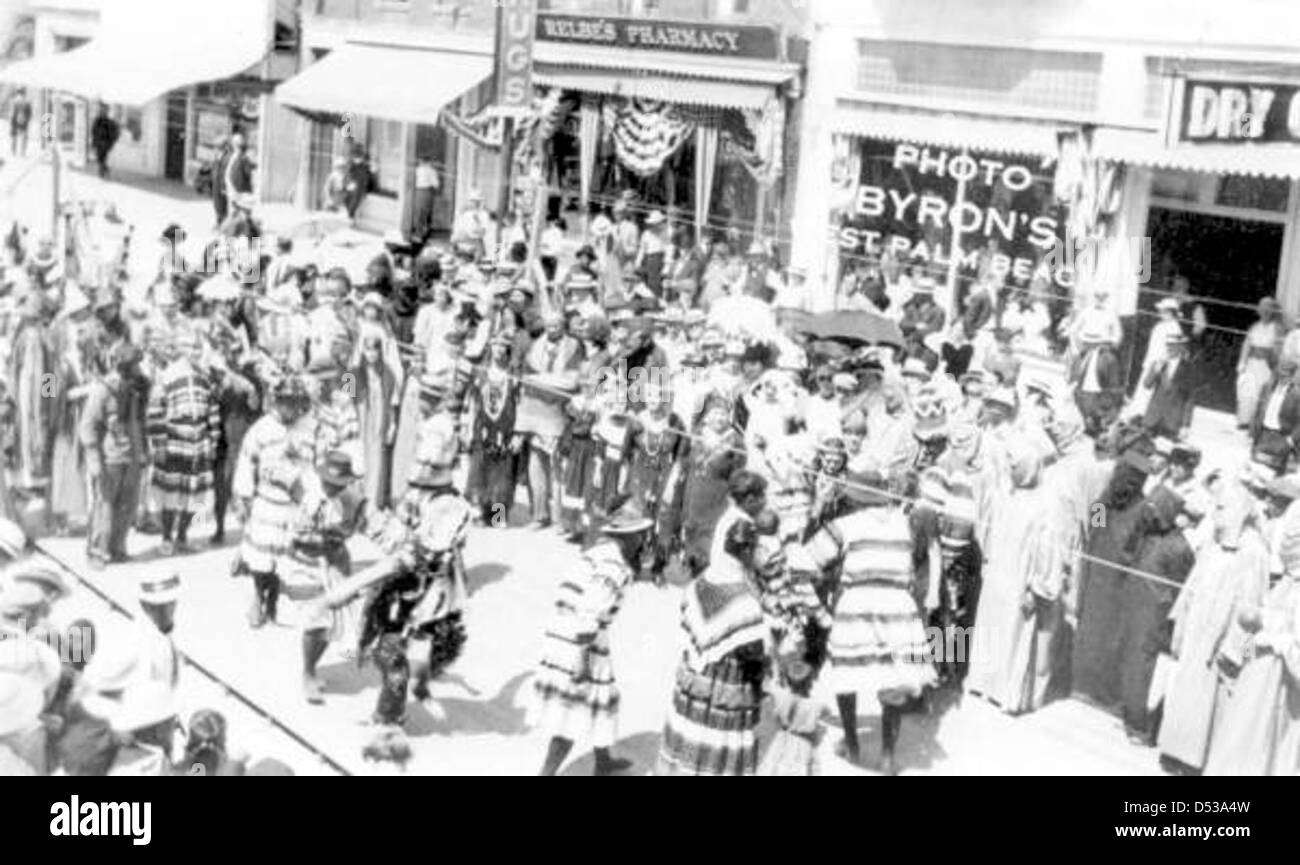 Traditional seminole clothing hi-res stock photography and images - Alamy