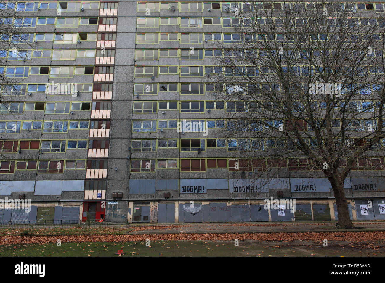 The Heygate Estate lies derelict and waits for demolition Stock Photo ...