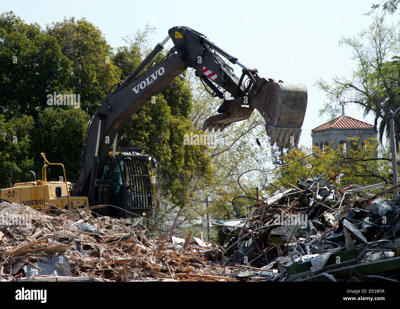 Demolition by machines hi-res stock photography and images - Alamy