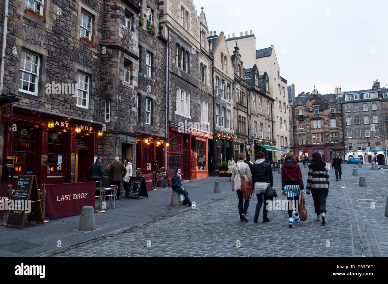 Edinburgh street view Stock Photo - Alamy
