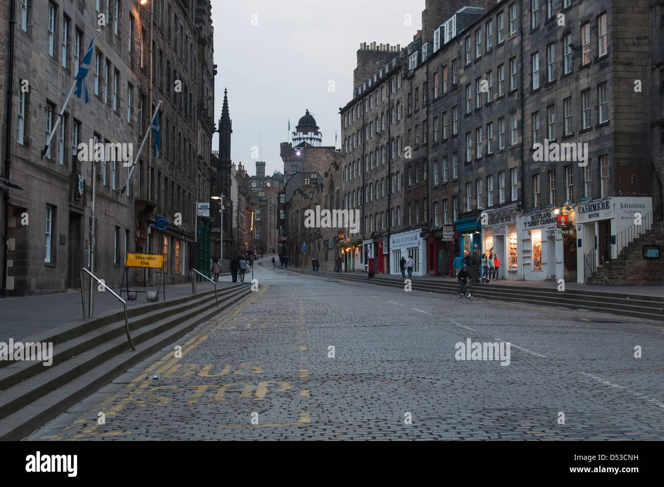 Edinburgh street view Stock Photo - Alamy