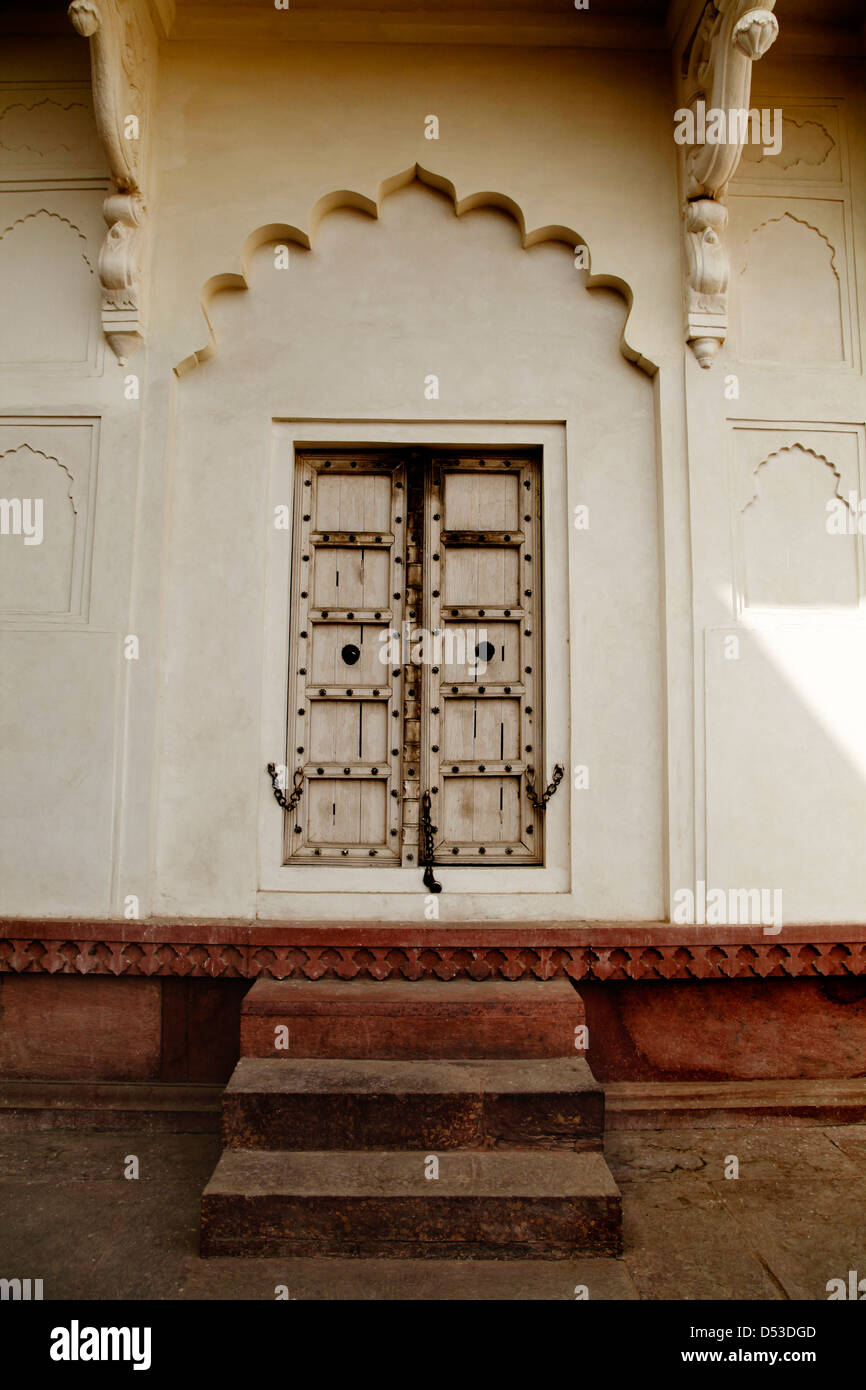 Closed wooden door agra fort hi-res stock photography and images - Alamy
