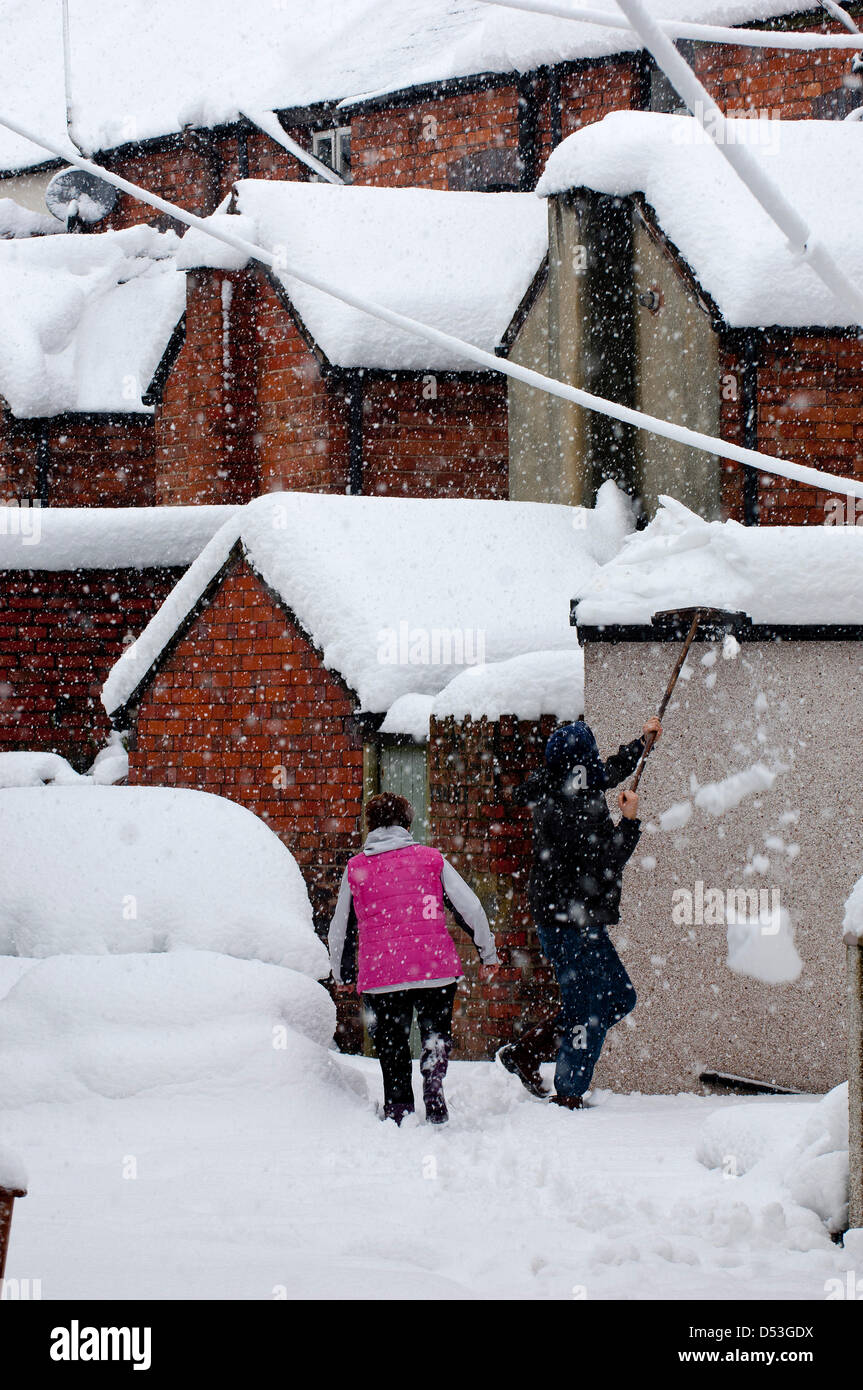 Snow falling off roof hi-res stock photography and images - Alamy
