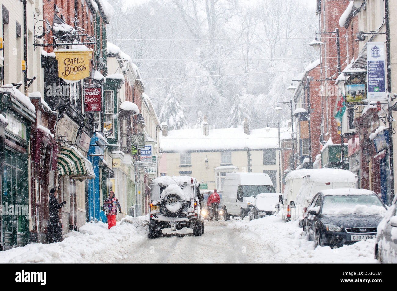 Llangollen, UK. 23rd March 2013. Snow has been falling all night and ...
