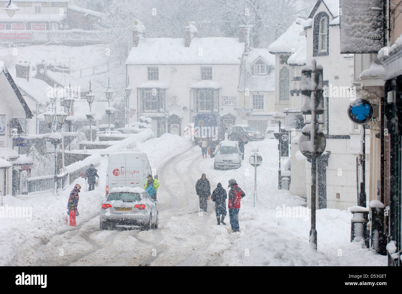 Llangollen, UK. 23rd March 2013. Snow has been falling all night and ...