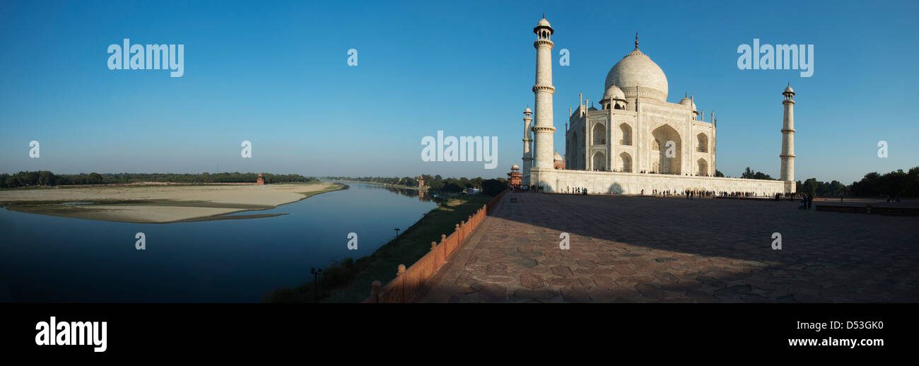 Taj Mahal at bank of Yamuna River, Agra, Uttar Pradesh, India Stock ...