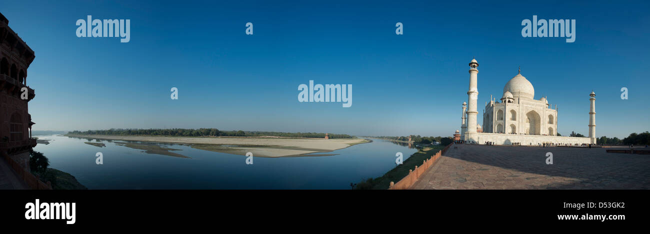 Taj Mahal at bank of Yamuna River, Agra, Uttar Pradesh, India Stock ...
