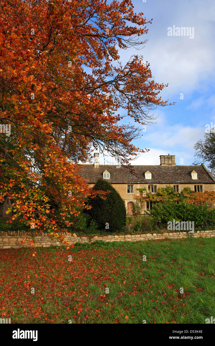 Cottages in the village of Warmington, Northamptonshire county, England ...