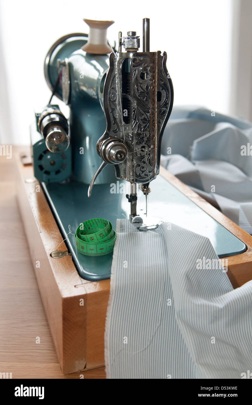 Vintage sewing machine table hi-res stock photography and images - Alamy