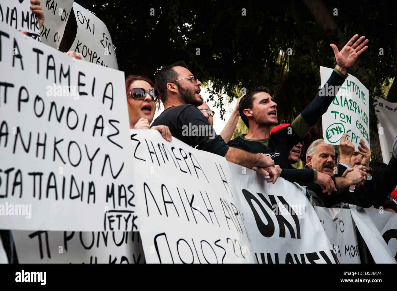 people protest outside parliament Stock Photo - Alamy