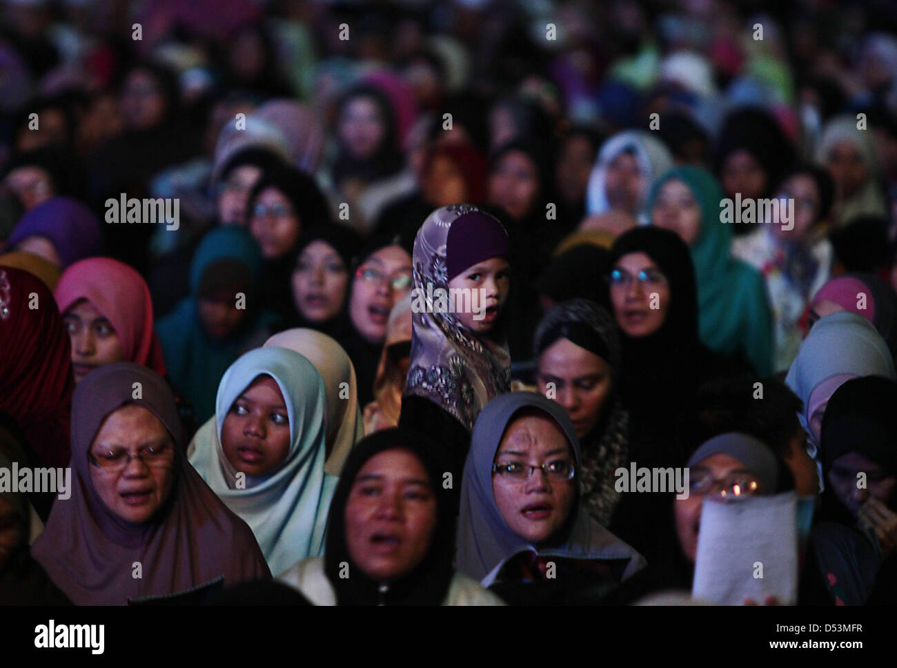 Girl in the crowd hi-res stock photography and images - Alamy