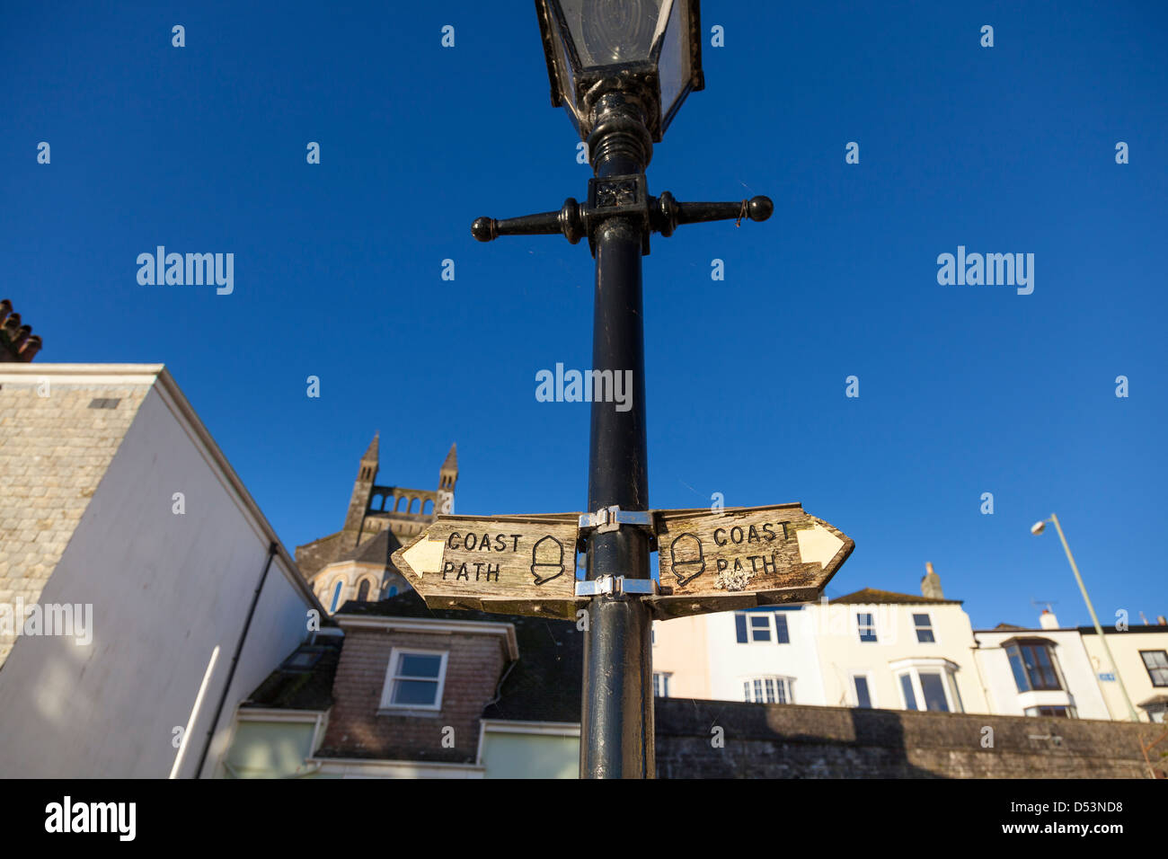 Old fashioned wooden footpath sign hi-res stock photography and images ...
