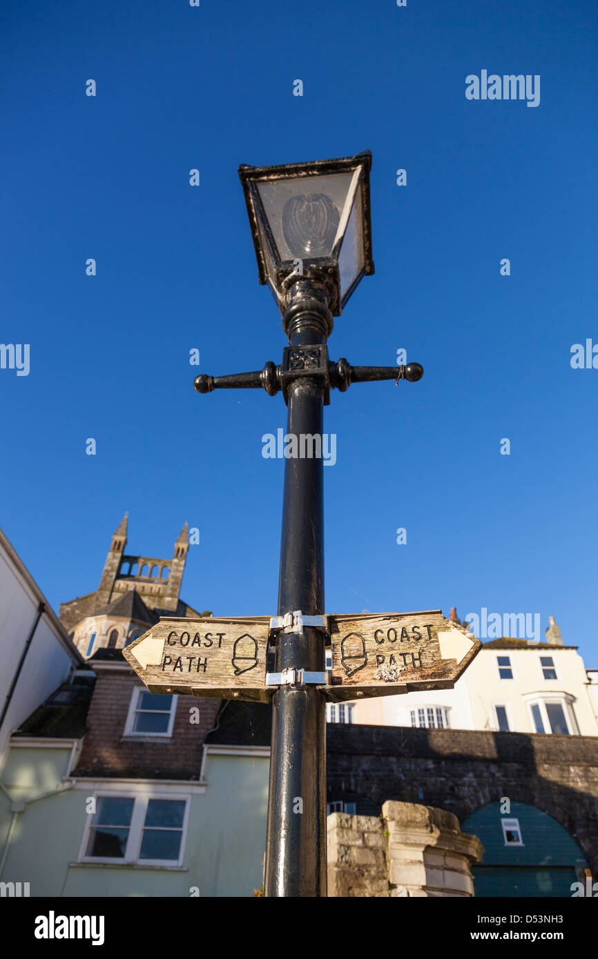 Old fashioned wooden footpath sign hi-res stock photography and images ...