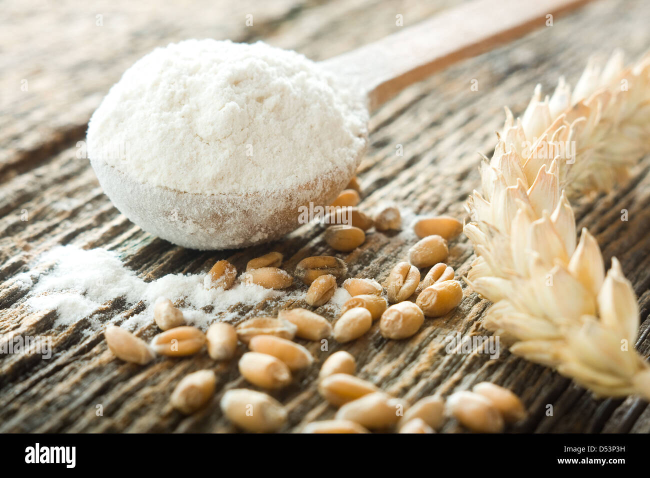 Whole wheat flour in wooden bowl hi-res stock photography and images ...