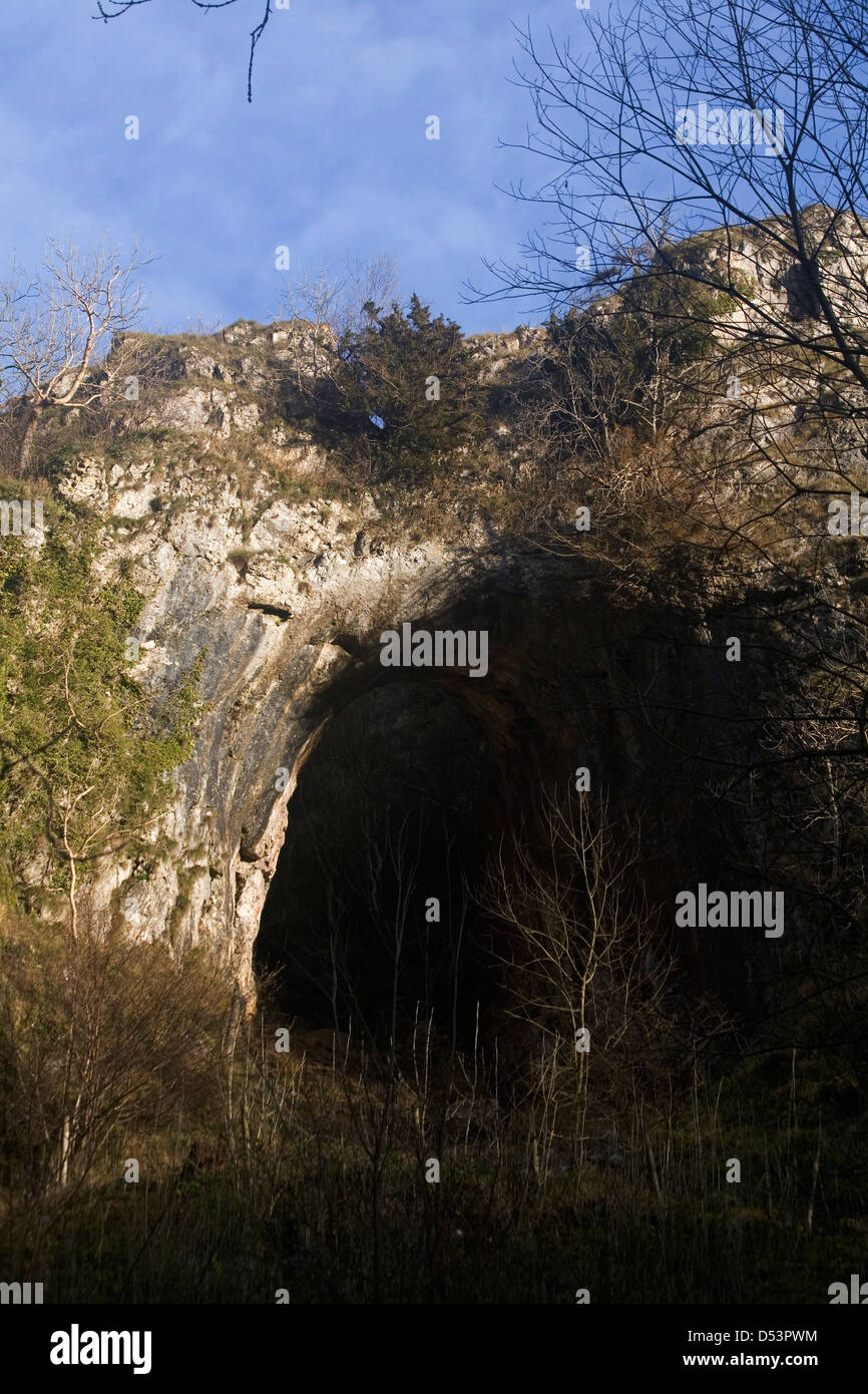 Reynards cave arch dovedale derbyshire hi-res stock photography and ...