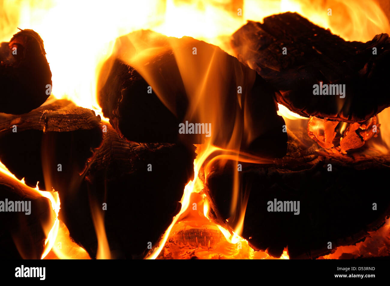 Warm fireplace - glowing wood logs and fire flames Stock Photo - Alamy